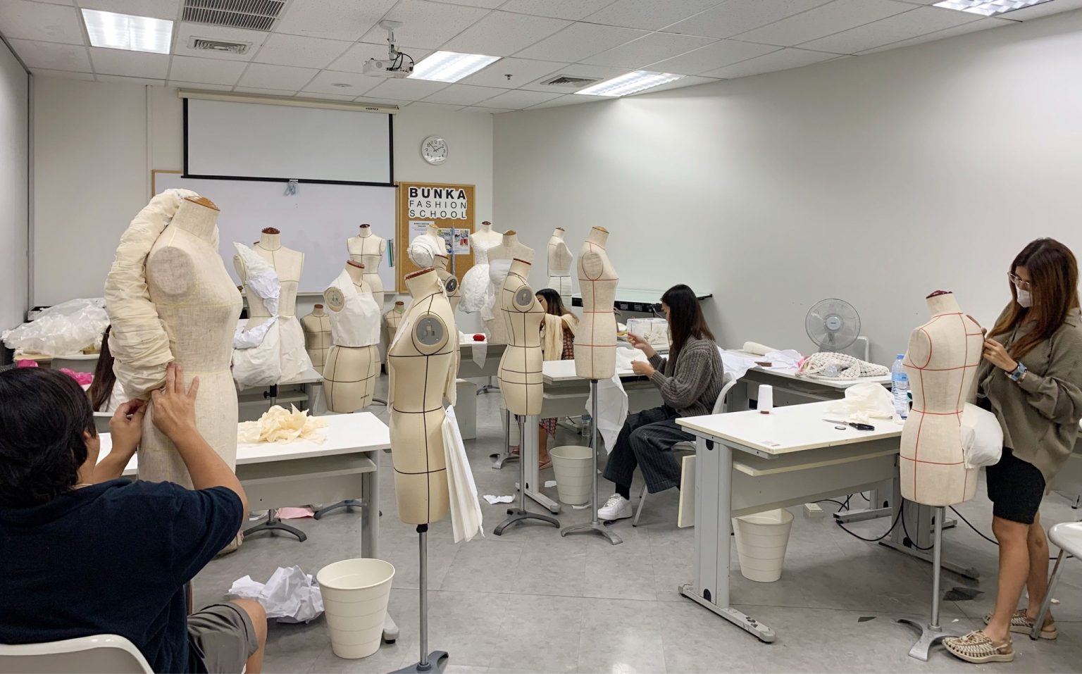 การสร้างแพทเทิร์นแนวราบ Flat Pattern กับบนหุ่น Draping ต่างกันยังไง? - Bunka Fashion School ...