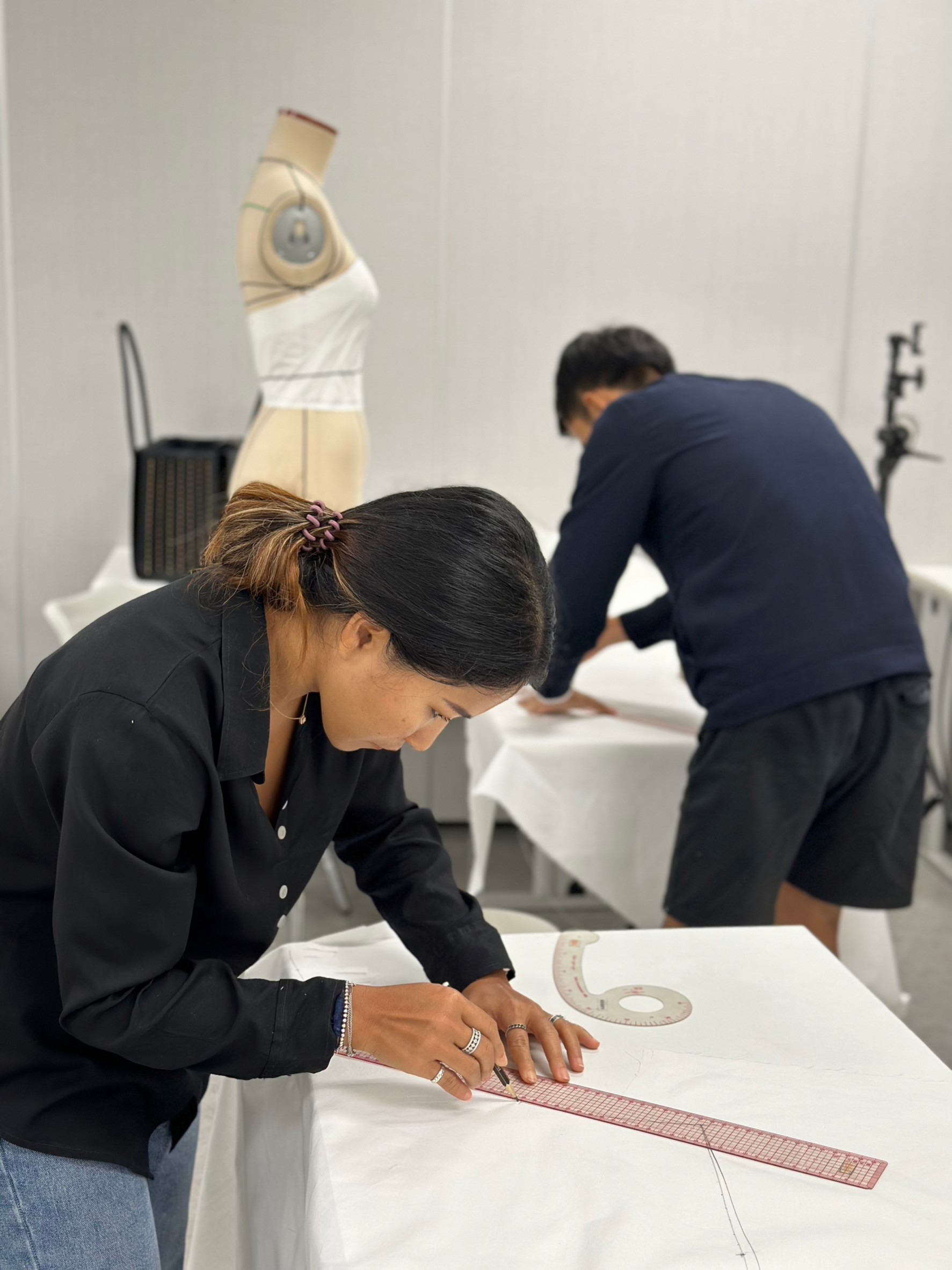 การสร้างแพทเทิร์นแนวราบ Flat Pattern กับบนหุ่น Draping ต่างกันยังไง? - Bunka Fashion School ...